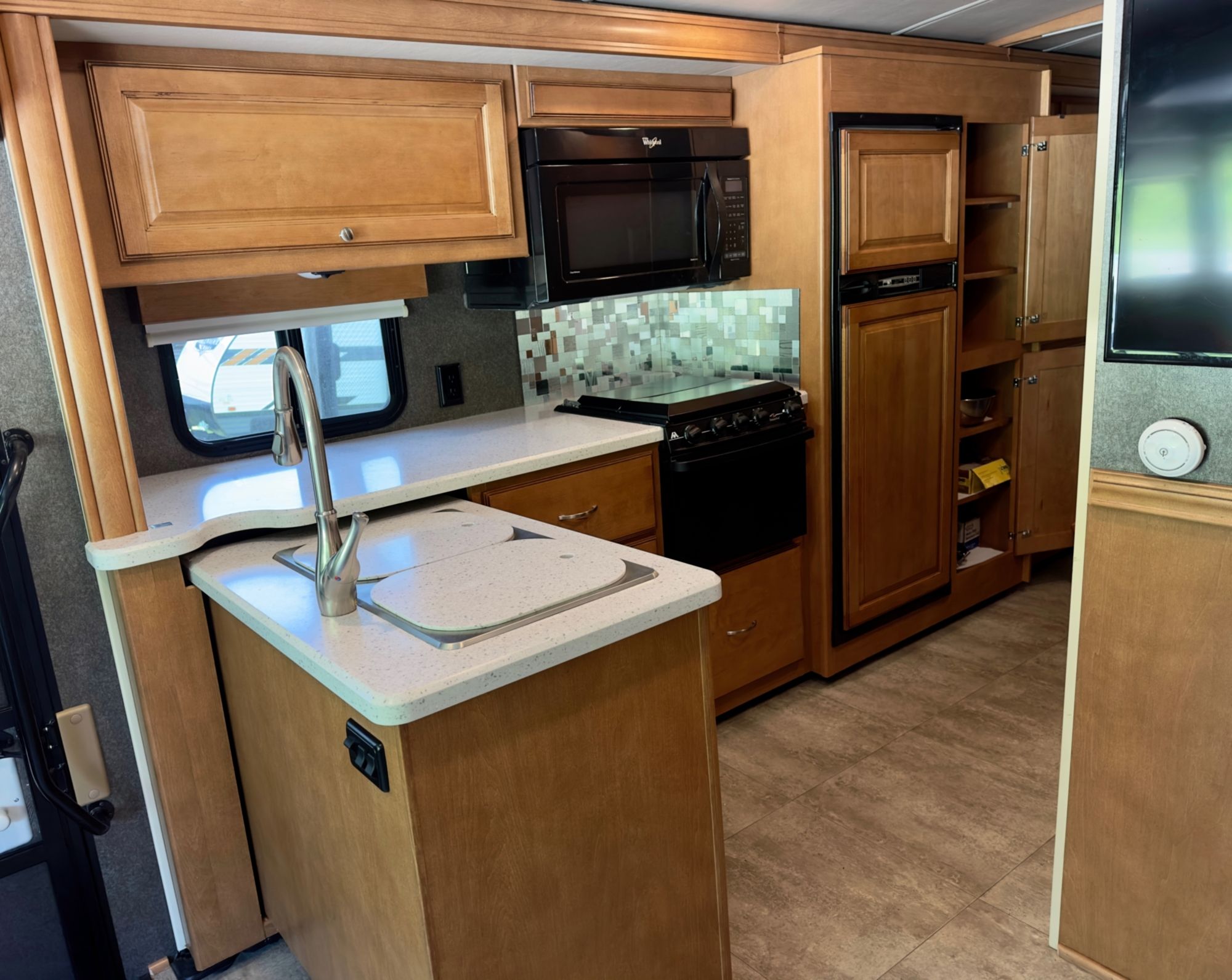 2016 Winnebago Vista LX 27N - National Vehicle
