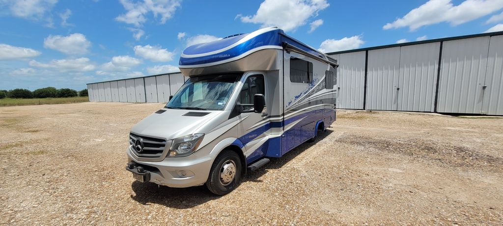 2019 Dynamax Isata 3 24FW - National Vehicle
