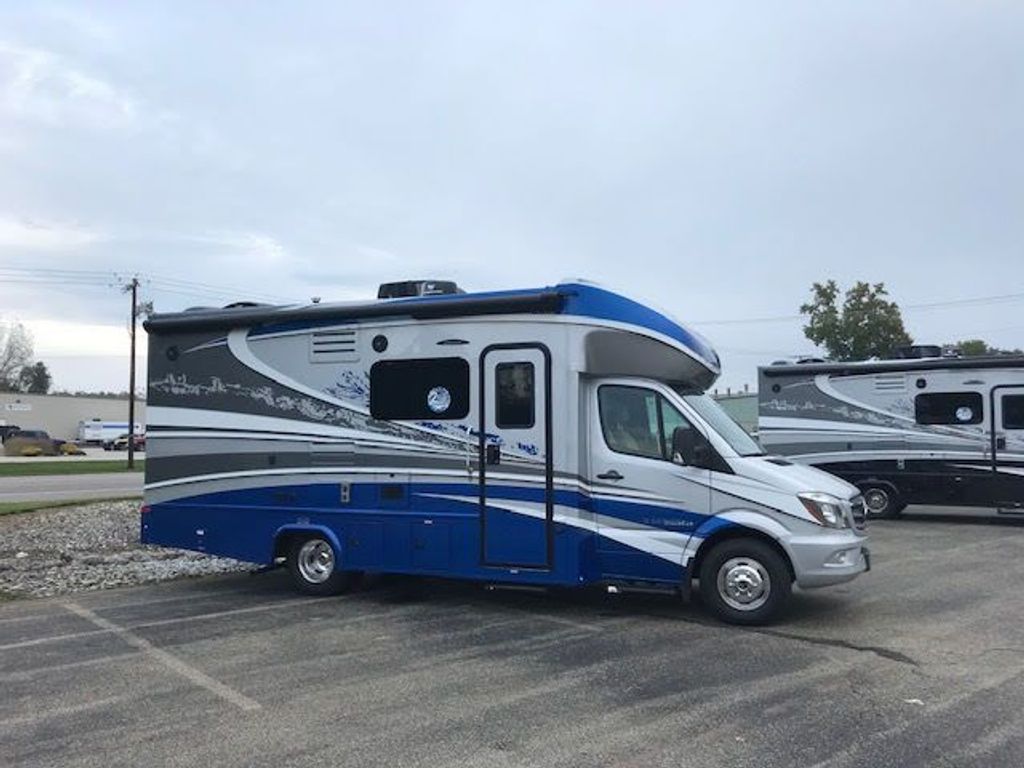 2019 Dynamax Isata 3 24FW - National Vehicle