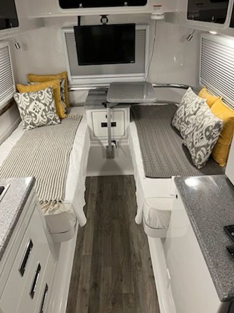 2022 Oliver Legacy Elite II Twin - National Vehicle