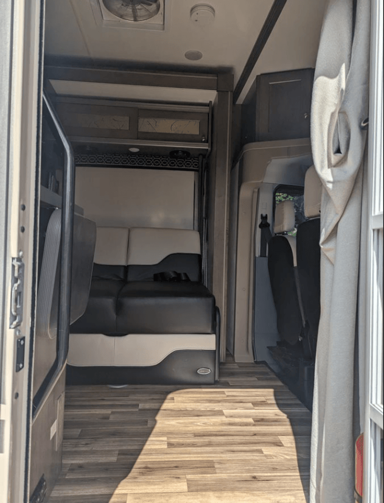 2017 Winnebago Fuse 23A - National Vehicle