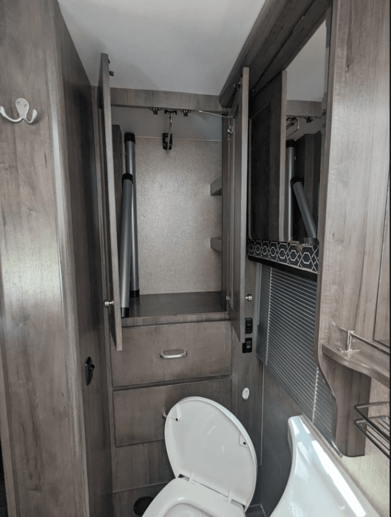 2017 Winnebago Fuse 23A - National Vehicle