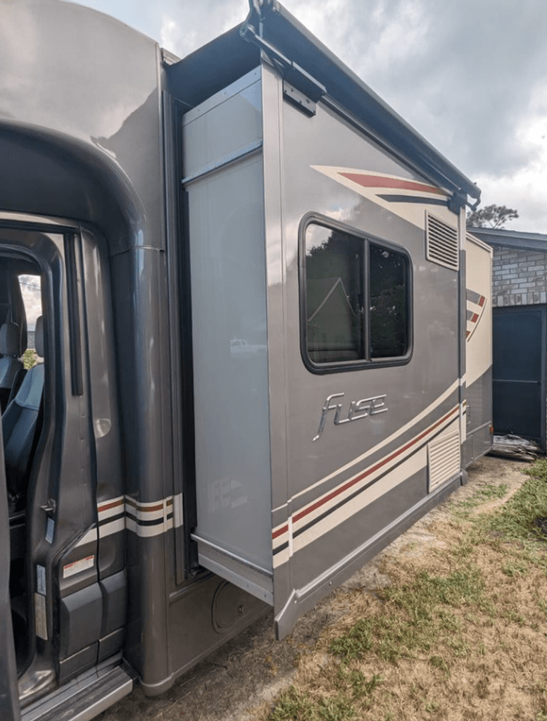 2017 Winnebago Fuse 23A - National Vehicle