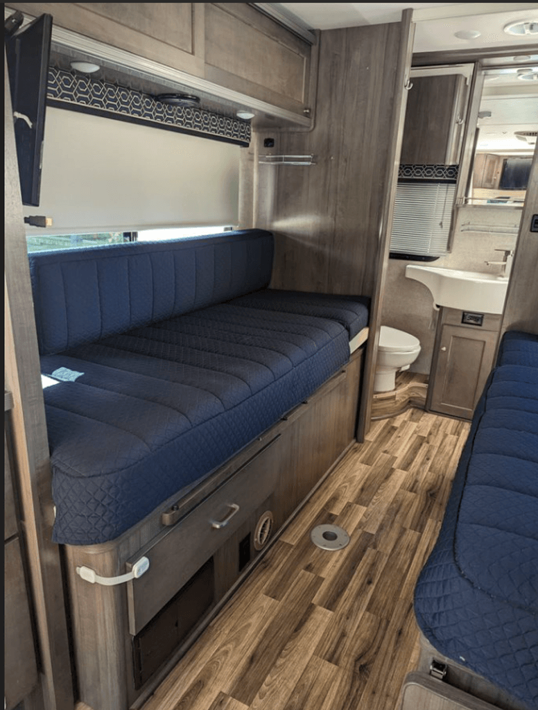 2017 Winnebago Fuse 23A - National Vehicle