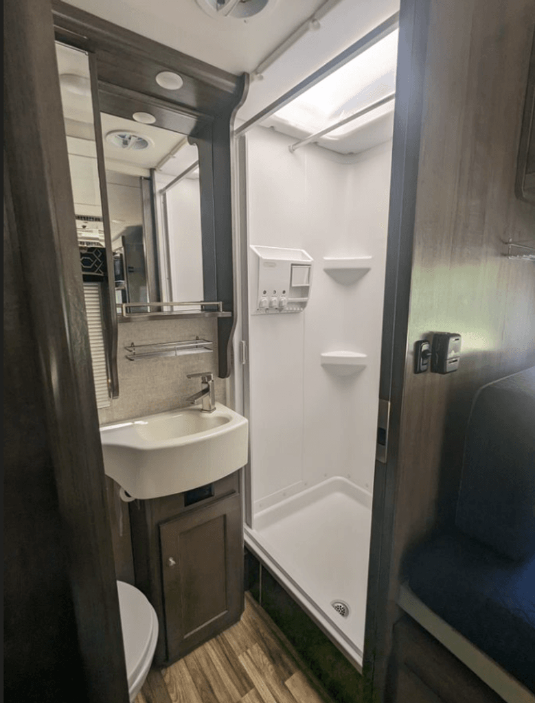 2017 Winnebago Fuse 23A - National Vehicle