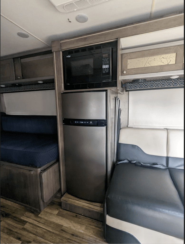 2017 Winnebago Fuse 23A - National Vehicle