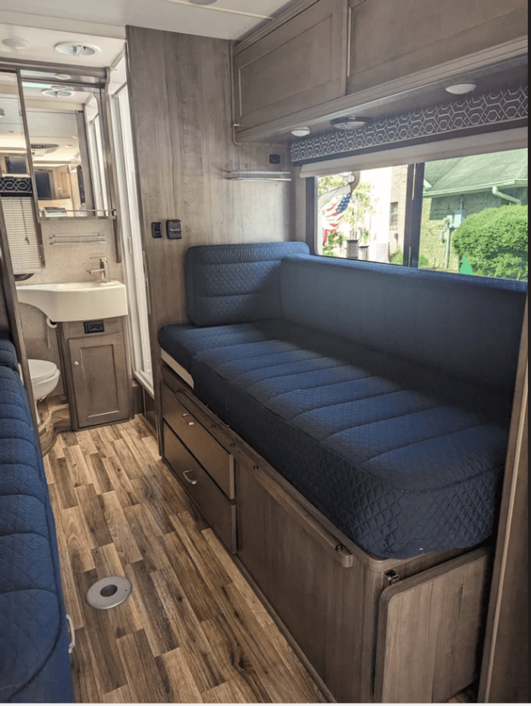 2017 Winnebago Fuse 23A - National Vehicle
