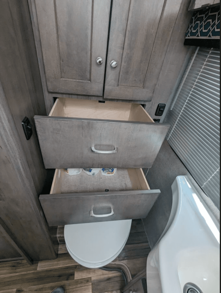 2017 Winnebago Fuse 23A - National Vehicle