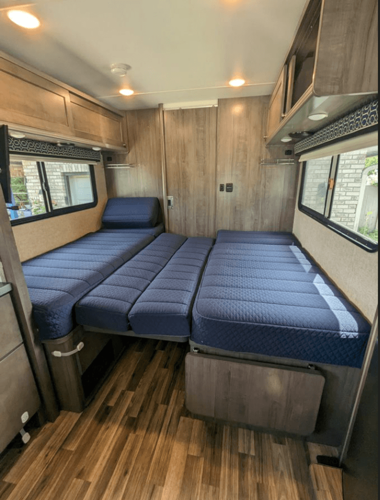 2017 Winnebago Fuse 23A - National Vehicle