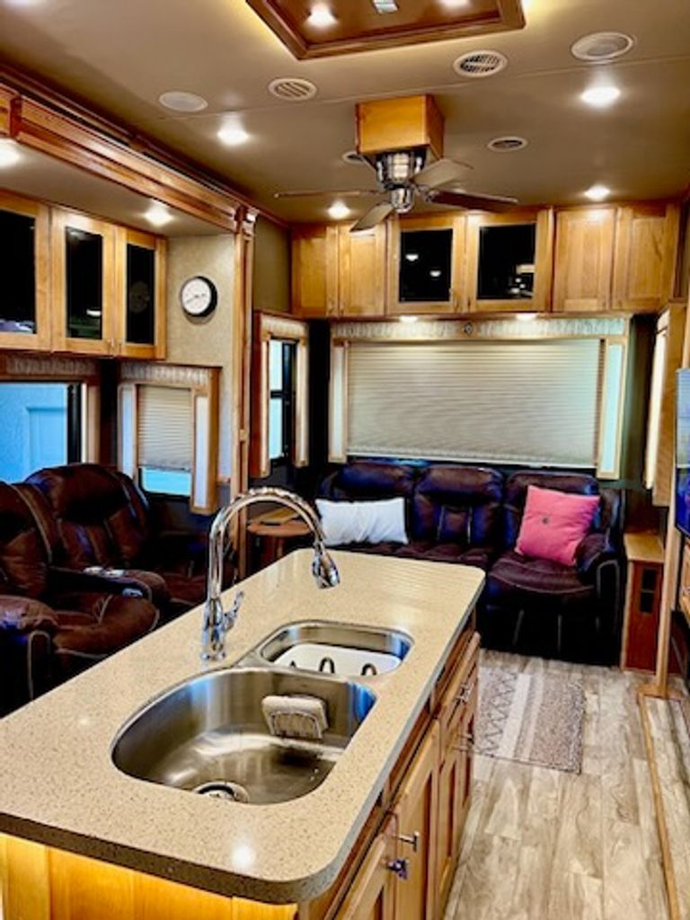 2019 Vanleigh Vilano 320GK - National Vehicle