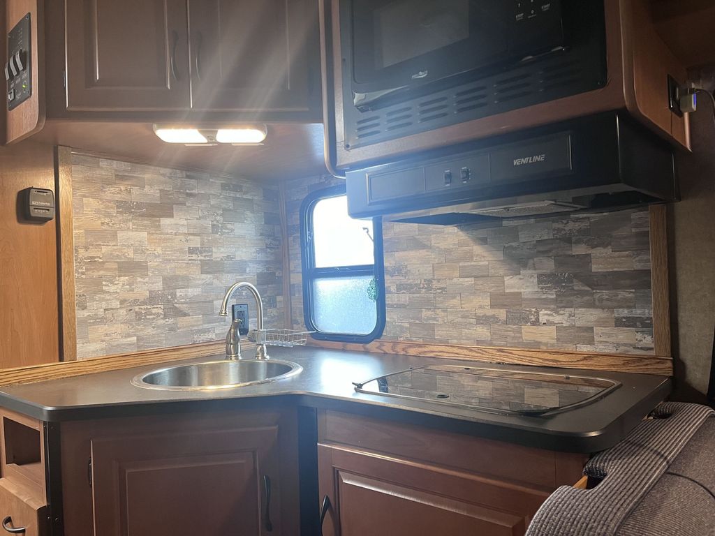 2018 Thor Motor Coach Majestic 28A - National Vehicle