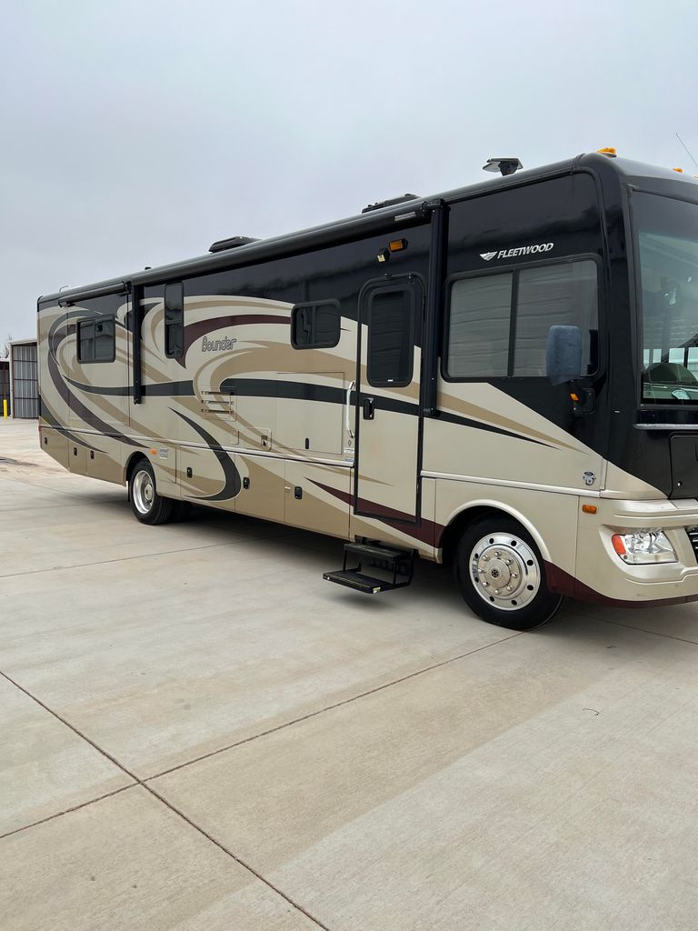2014 Fleetwood Bounder 35K - National Vehicle