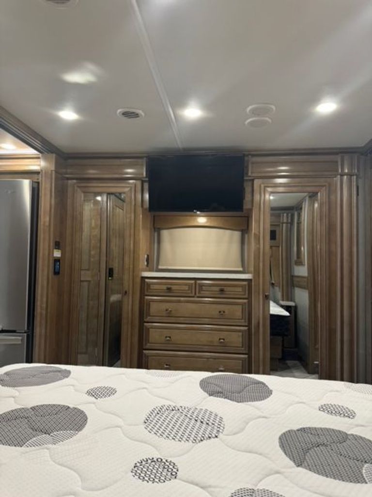 2021 Fleetwood Discovery LXE 40M - National Vehicle