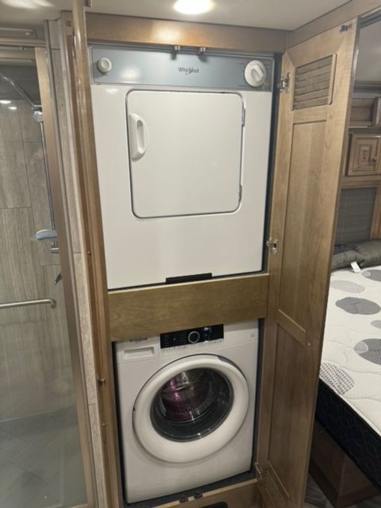 2021 Fleetwood Discovery LXE 40M - National Vehicle