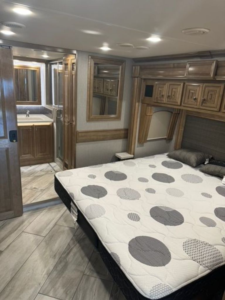 2021 Fleetwood Discovery LXE 40M - National Vehicle