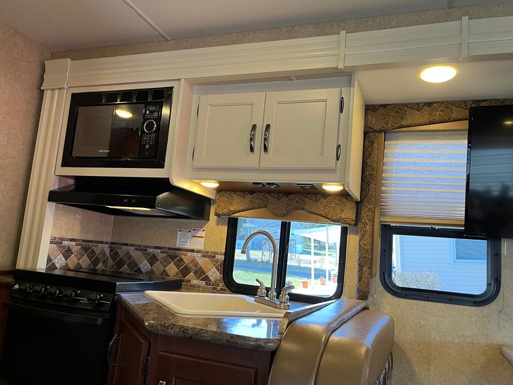 2016 Thor Motor Coach Freedom Elite 29FE - National Vehicle