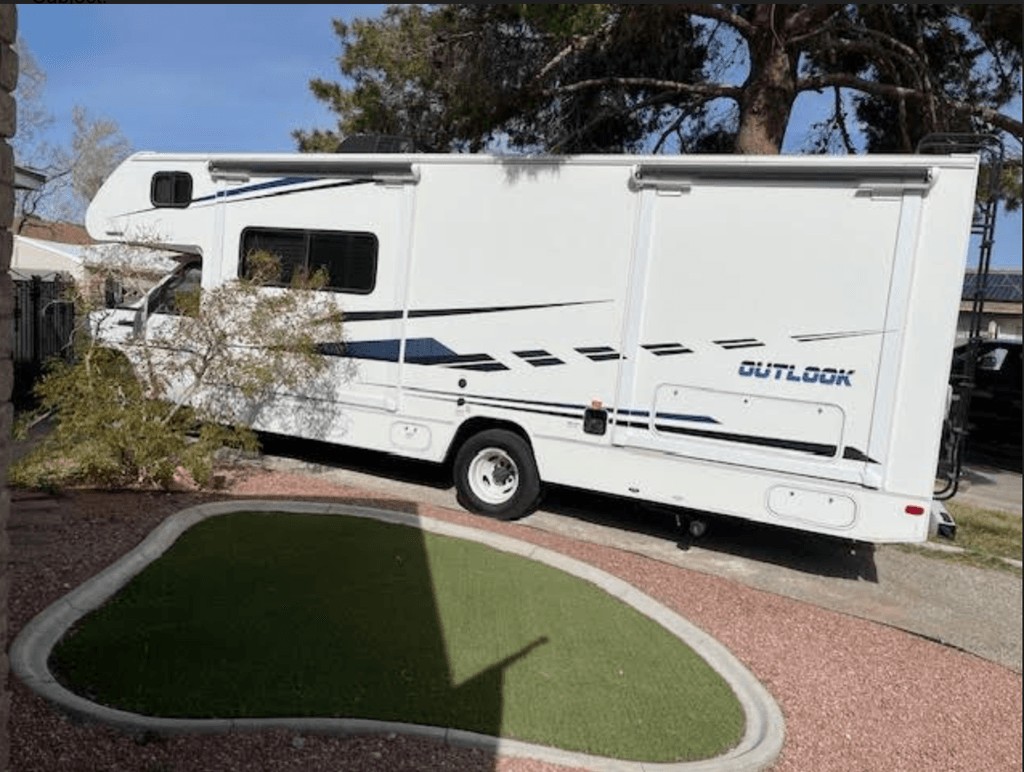 2019 Winnebago Outlook 27D - National Vehicle
