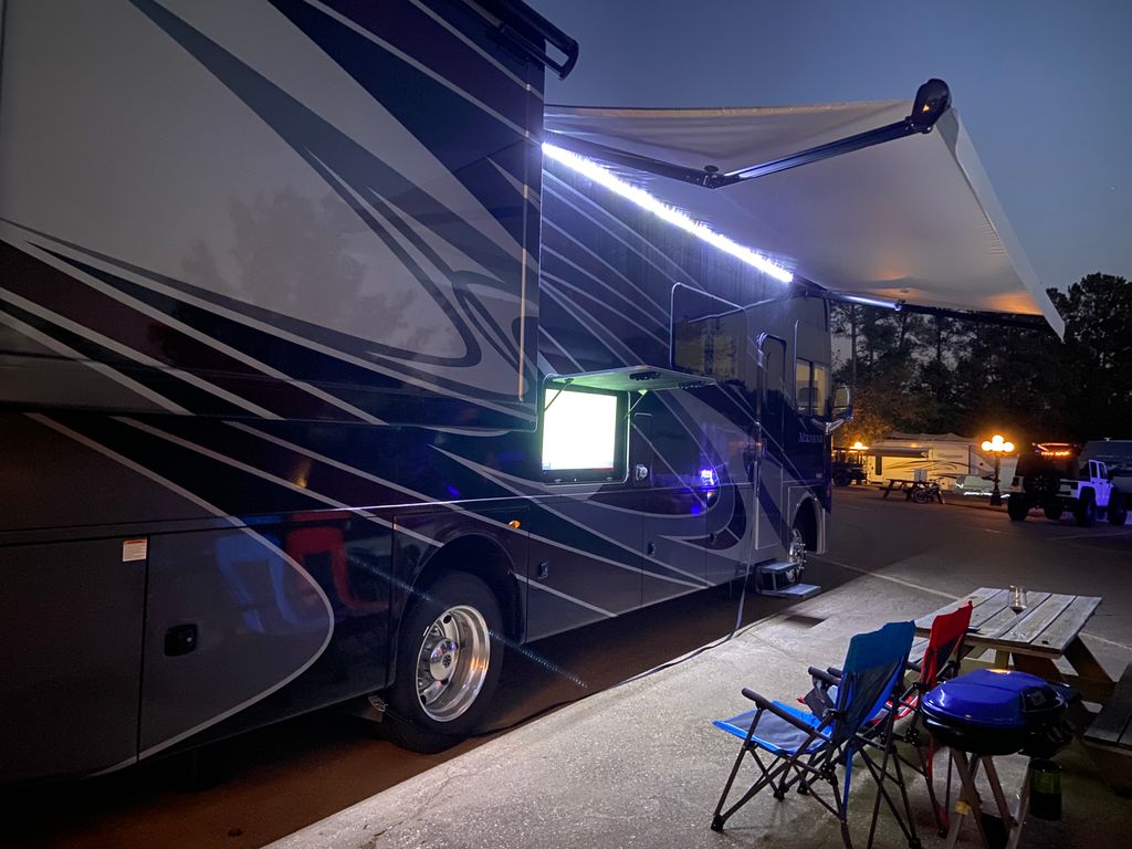 2021 Thor Motor Coach Miramar 32.2 - National Vehicle