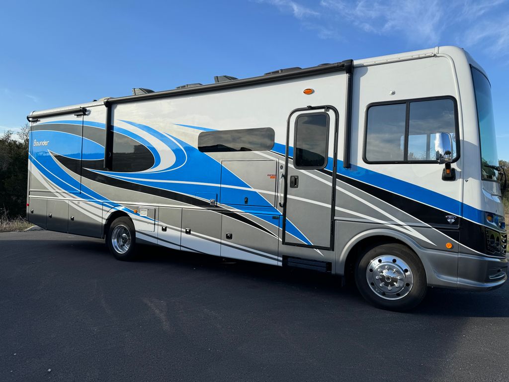 2021 Fleetwood Bounder 33C - National Vehicle