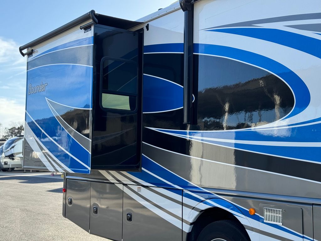 2021 Fleetwood Bounder 33C - National Vehicle