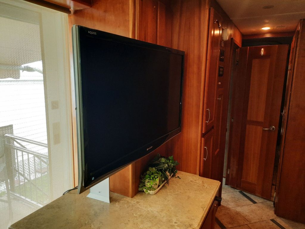 2009 Country Coach Veranda 300 - National Vehicle