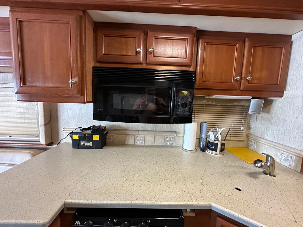 2005 Country Coach Inspire 330 Genoa - National Vehicle