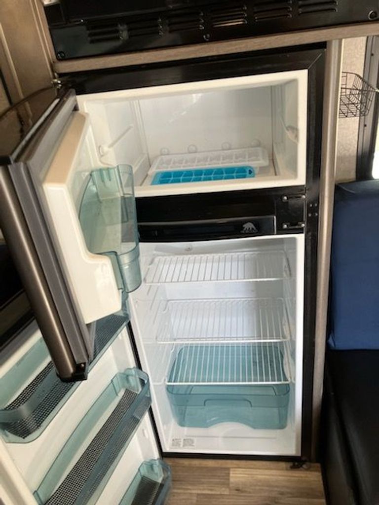 2017 Winnebago Fuse 23A - National Vehicle