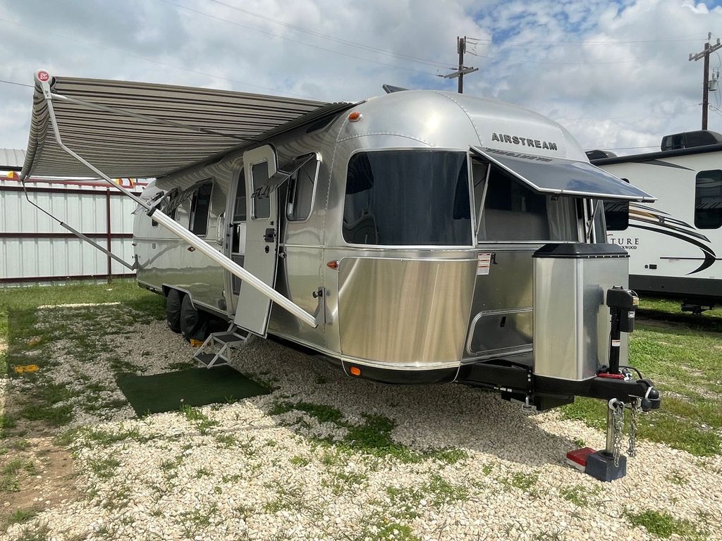 2022 Airstream Classic 33FB Queen - National Vehicle