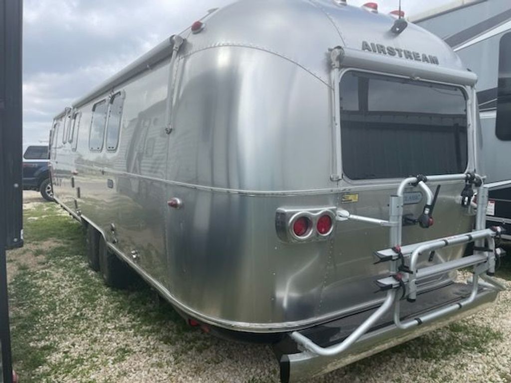 2022 Airstream Classic 33FB Queen - National Vehicle
