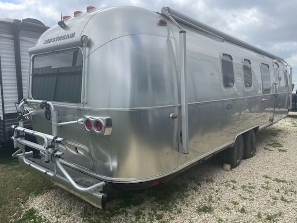 2022 Airstream Classic 33FB Queen - National Vehicle