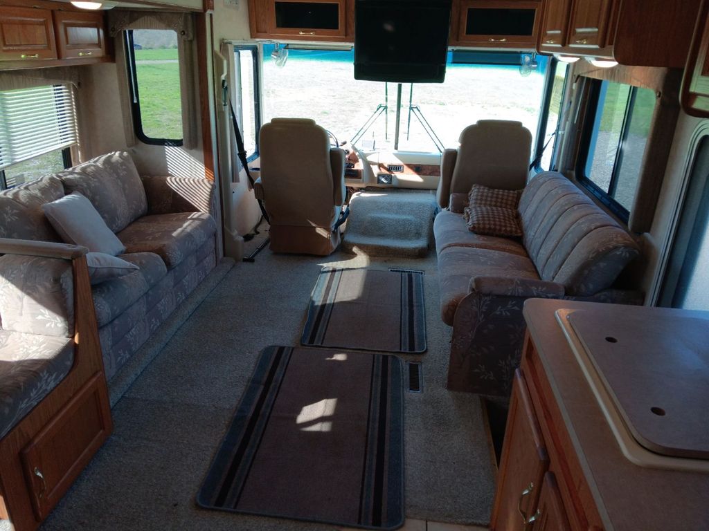 2005 Damon Daybreak 3270 - National Vehicle