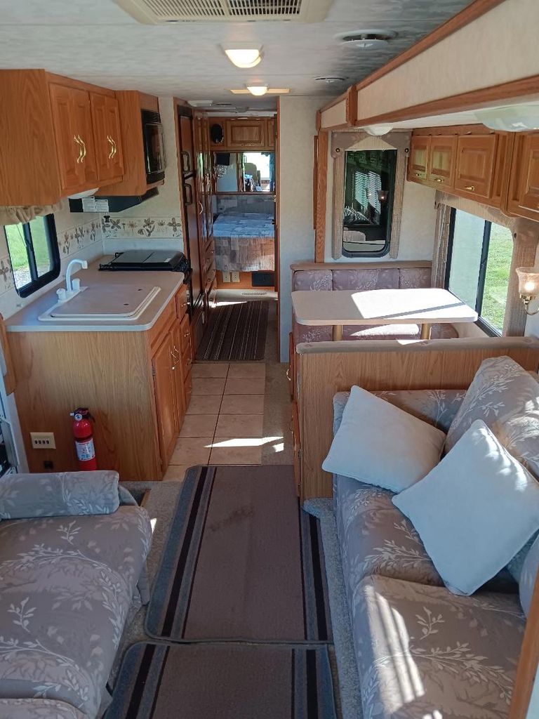 2005 Damon Daybreak 3270 - National Vehicle