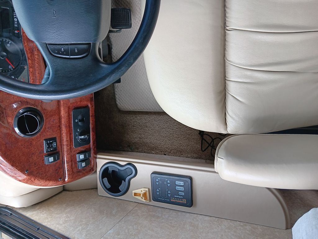 2006 Four Winds Hurricane 34N - National Vehicle