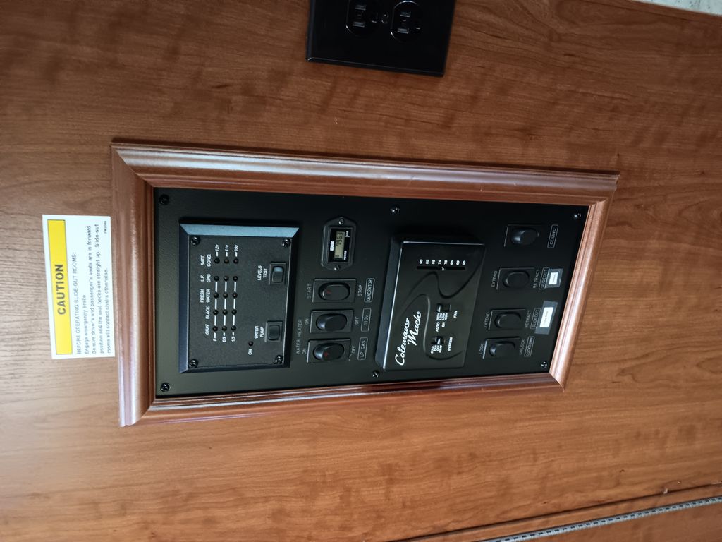 2006 Four Winds Hurricane 34N - National Vehicle