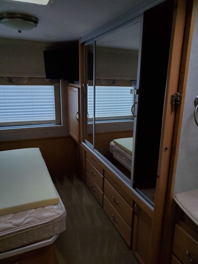 2005 National RV Dolphin 5355 - National Vehicle