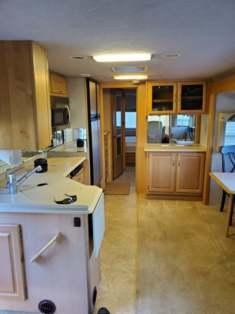 2005 National RV Dolphin 5355 - National Vehicle