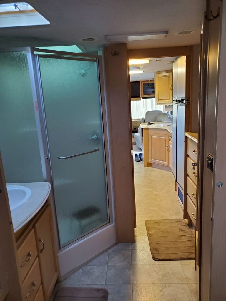 2005 National RV Dolphin 5355 - National Vehicle