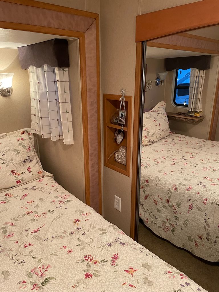 2006 Carriage Compass C2 34CK3 - National Vehicle