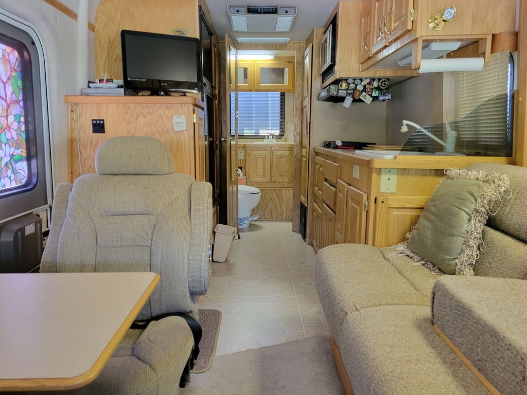2003 Born Free Motorcoach Rear Bath 26' - National Vehicle