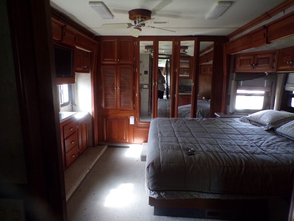 2007 Fleetwood Revolution LE 42N - National Vehicle