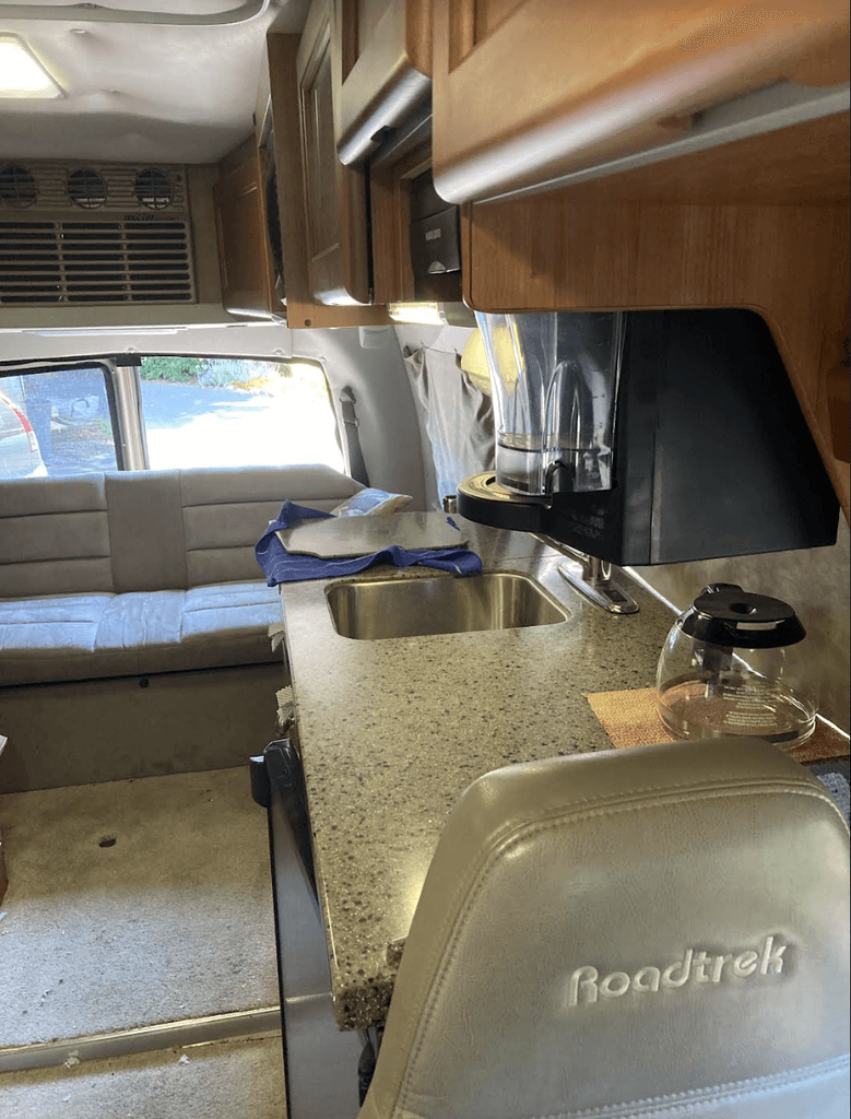 2009 Roadtrek Versatile 210 - National Vehicle