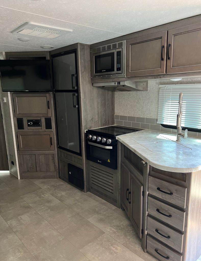 2021 Coachmen Apex Ultra-Lite 279RLSS - National Vehicle