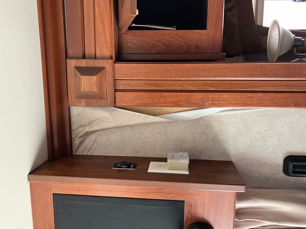 2008 Fleetwood Discovery 39R - National Vehicle