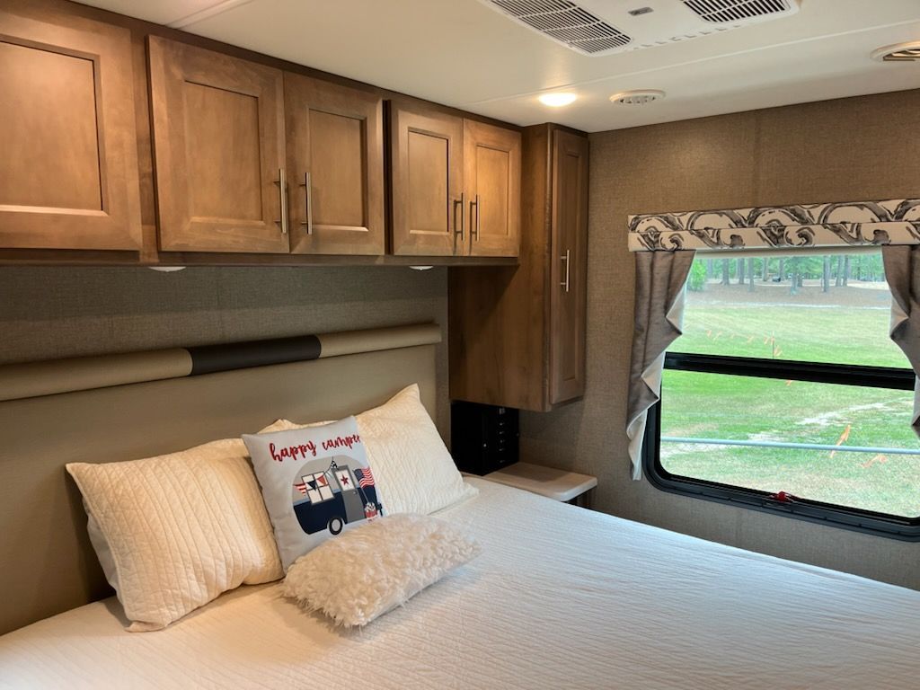 2021 Thor Motor Coach Miramar 34.6 - National Vehicle