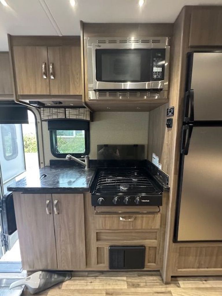 2016 Dynamax Isata 3 24FW - National Vehicle