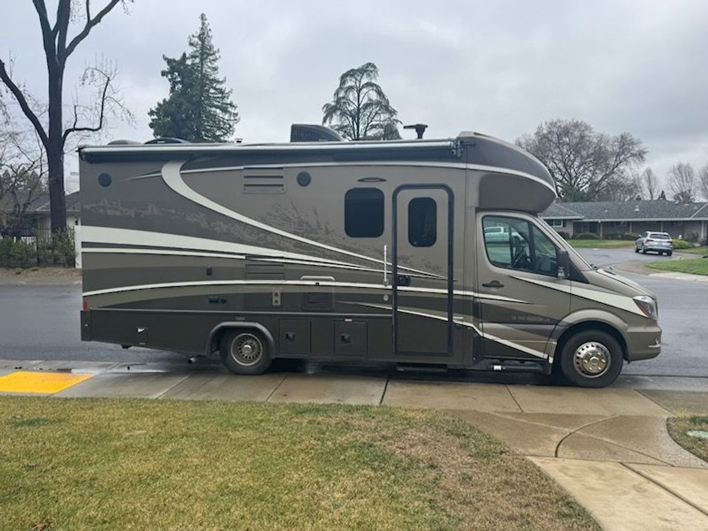 2017 Dynamax Isata 3 24FW - National Vehicle