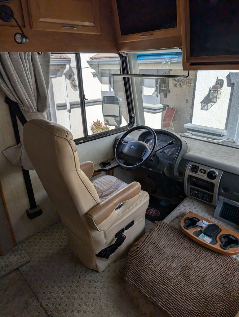 2005 Fleetwood Storm 31W - National Vehicle