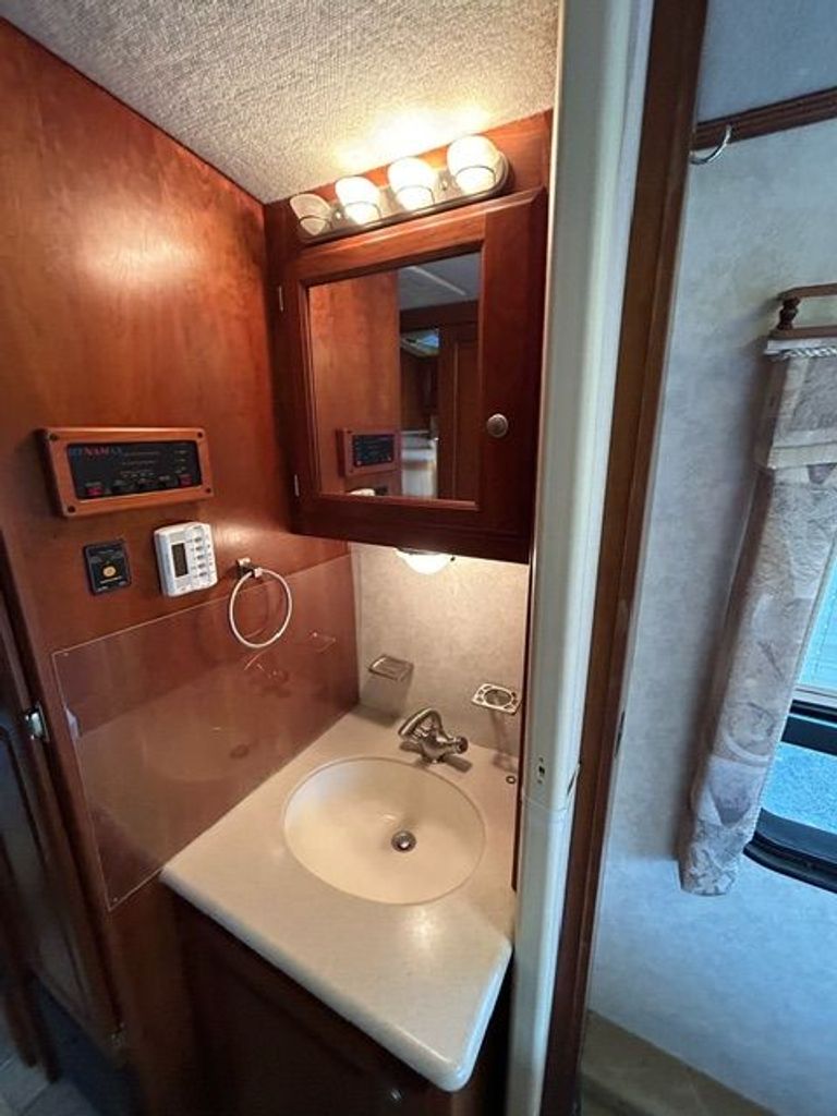 2006 Dynamax Isata Touring Sedan E 280 - National Vehicle