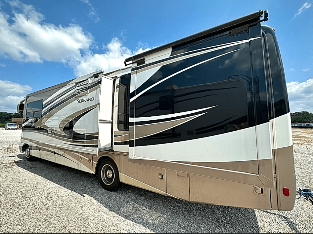 2011 Four Winds Serrano 33A - National Vehicle