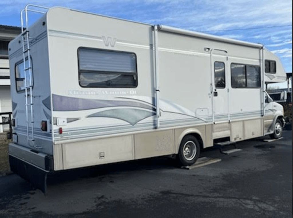 1999 Winnebago Minnie Winnie Deluxe 29U - National Vehicle